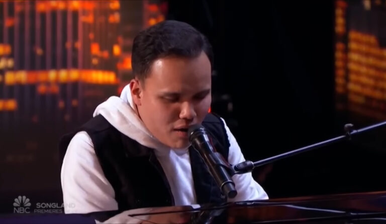 THIS BLIND AUTISTIC SINGER MADE EVERYONE CRY! - Green Maskbd