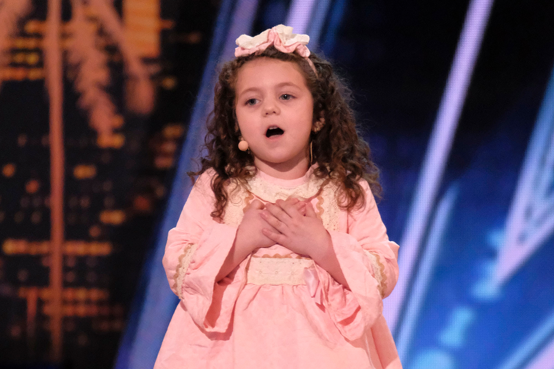 A 5-Year-Old Singing Frank Sinatra? She Barely Reaches the Microphone ...